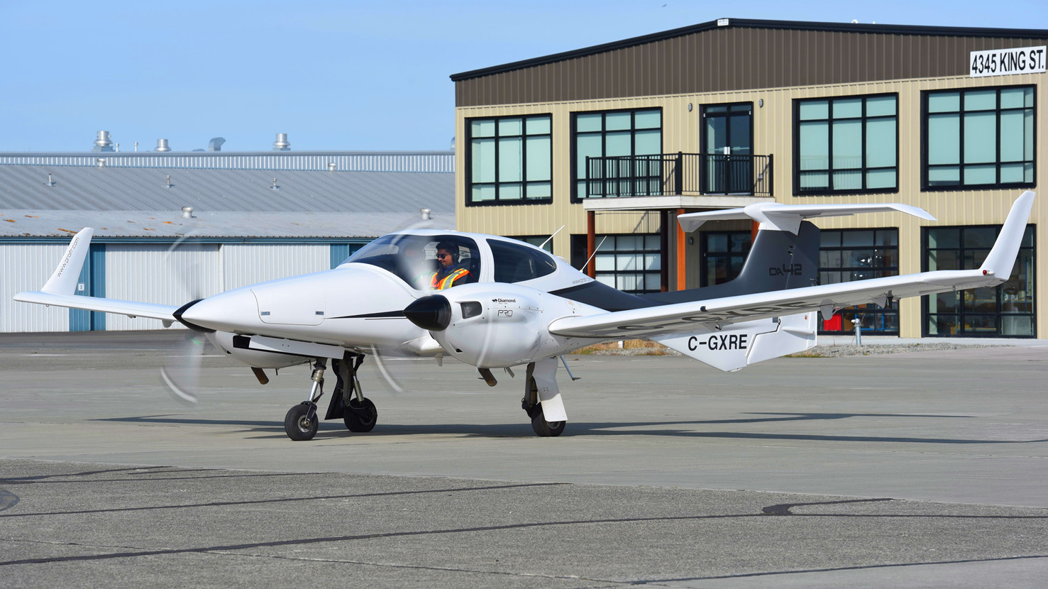 Diamond DA-42 - Professional Flight Center